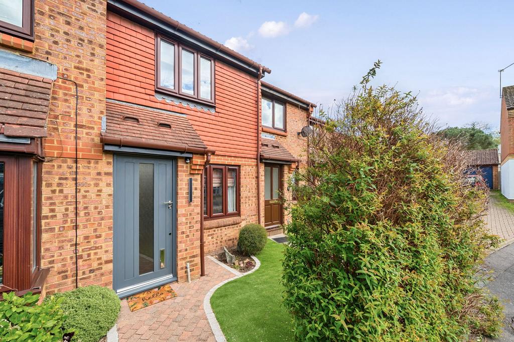 Great Oaks Chase, Chineham 2 bed terraced house for sale - £300,000