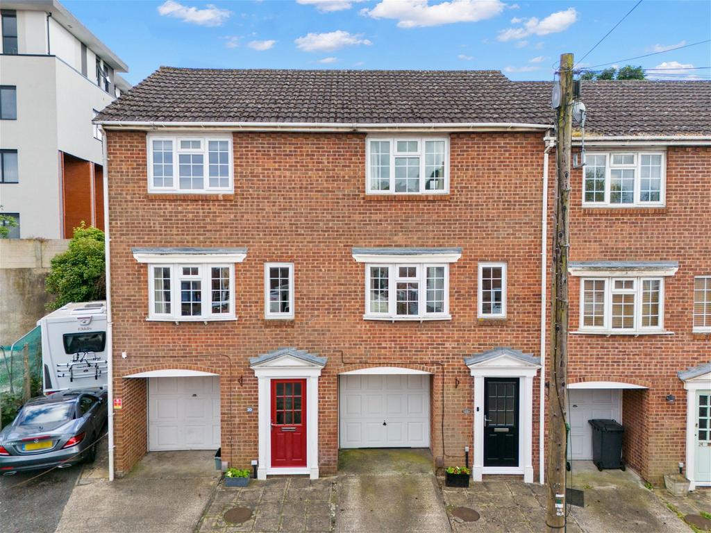 Flaxfield Road, Basingstoke 2 bed end of terrace house - £325,000
