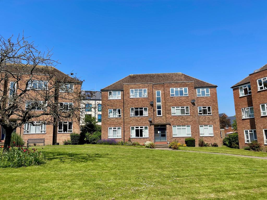Shorncliffe Road Folkestone CT20 2 Bed Apartment 900 Pcm 208 Pw Shorncliffe Road Folkestone CT20 2 Bed Apartment 900 Pcm 208 Pw