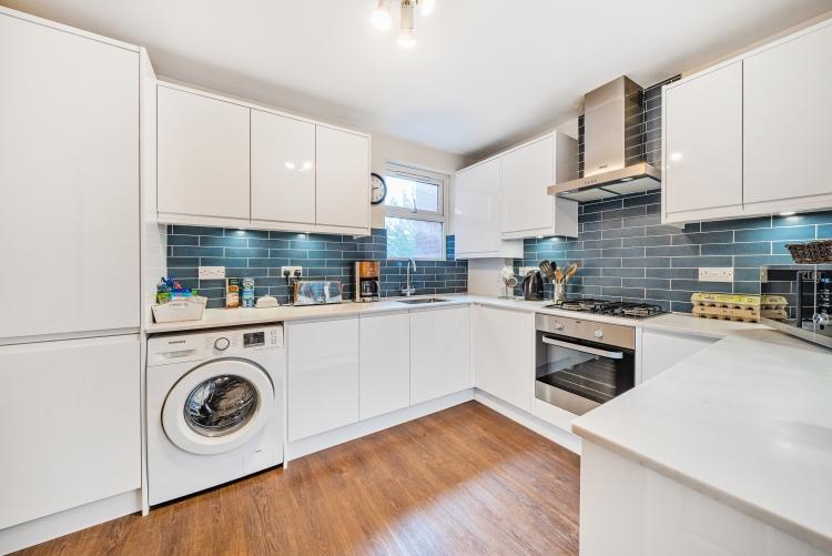 Bromley Road Catford SE6 2 bed flat - £1,900 pcm (£438 pw)