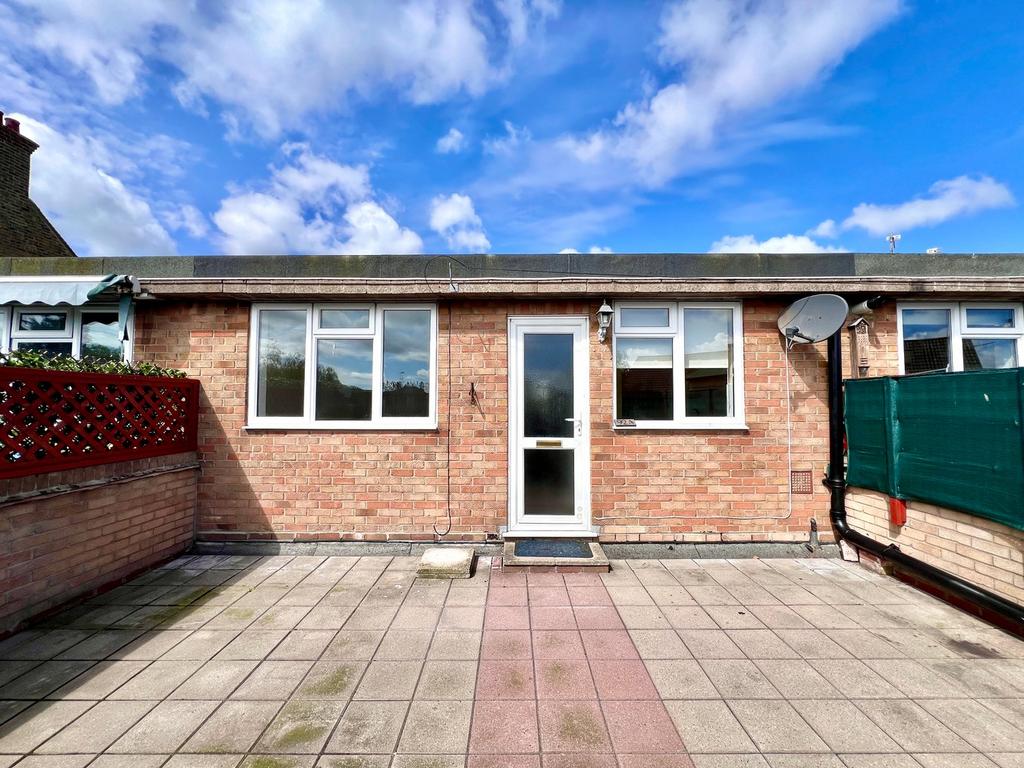 Connaught Avenue, Frinton-on-Sea, CO13 2 bed maisonette - £159,999
