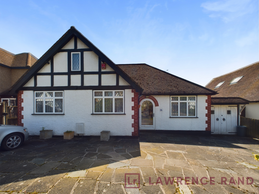 West Hatch Manor, Ruislip, HA4 3 bed bungalow - £850,000