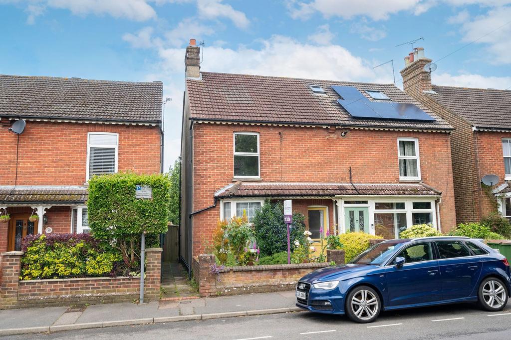 Burford Road, Horsham, RH13 2 bed semi-detached house - £365,000