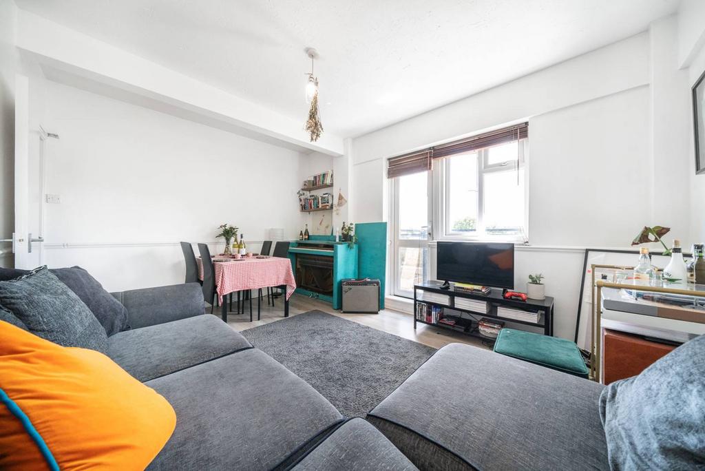 Brockham House, Brixton Hill, London... 2 bed flat - £2,700 pcm (£623 pw)