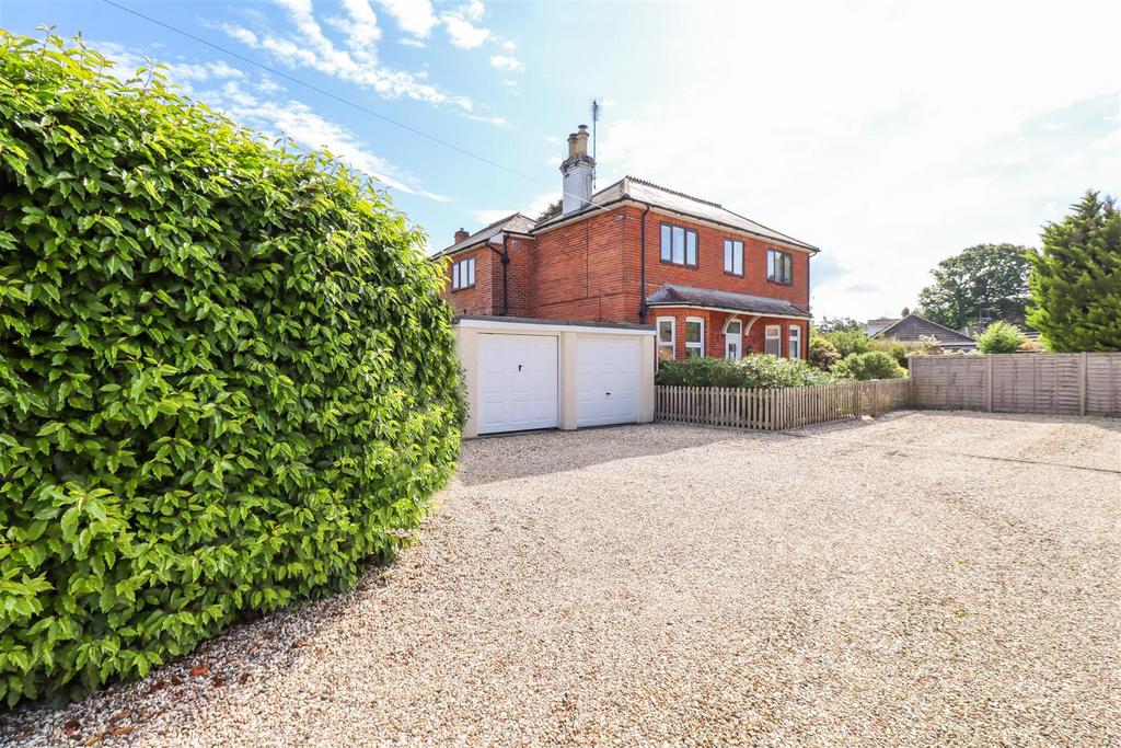 Pondtail Road, Fleet GU51 2 bed maisonette - £350,000