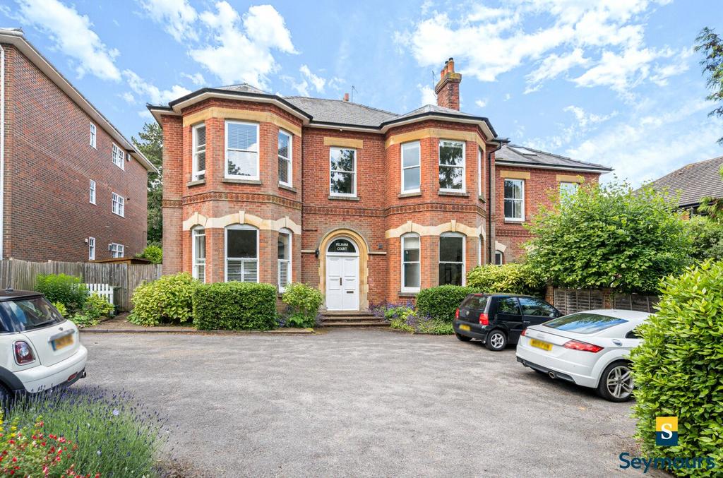 Albury Road, Surrey GU1 2 bed flat for sale - £385,000