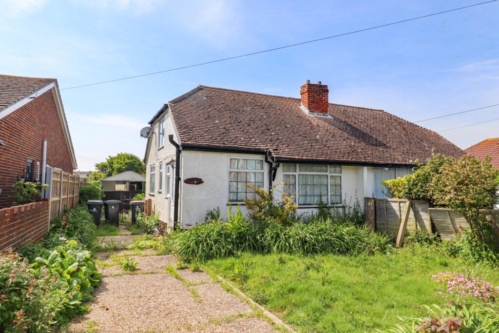 Coronation Road, Hayling Island 1 bed semi-detached bungalow - £245,000