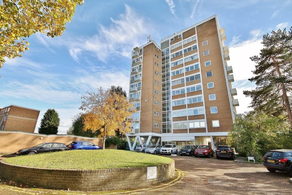 Surrey GU22 2 bed flat - £1,450 pcm (£335 pw)
