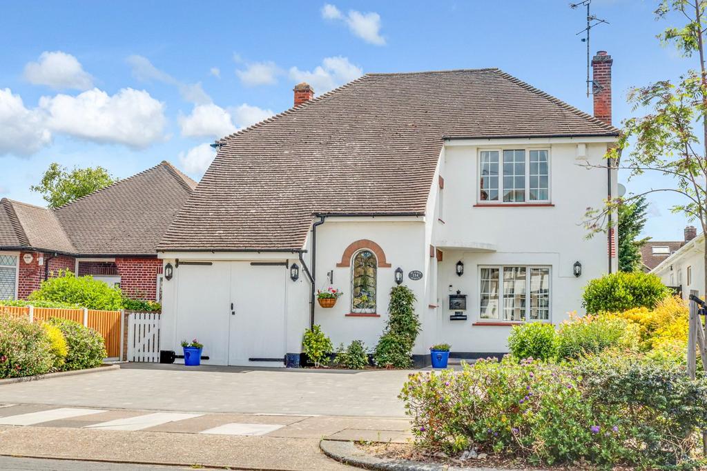 St James Avenue, Thorpe Bay SS1 3 bed detached house - £725,000