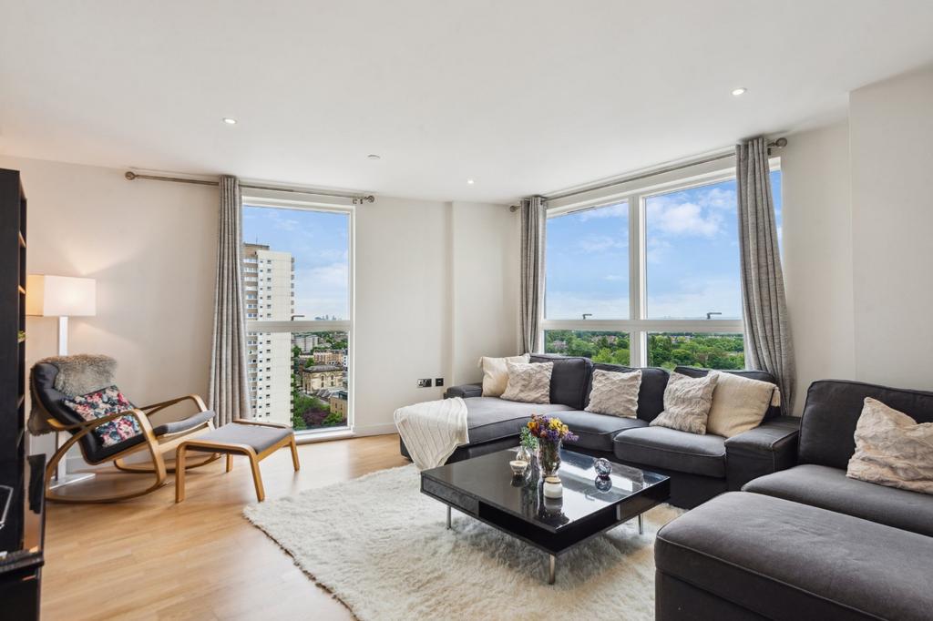 Hyperion Tower, Pump House Crescent... 3 bed flat - £3,800 pcm (£877 pw)