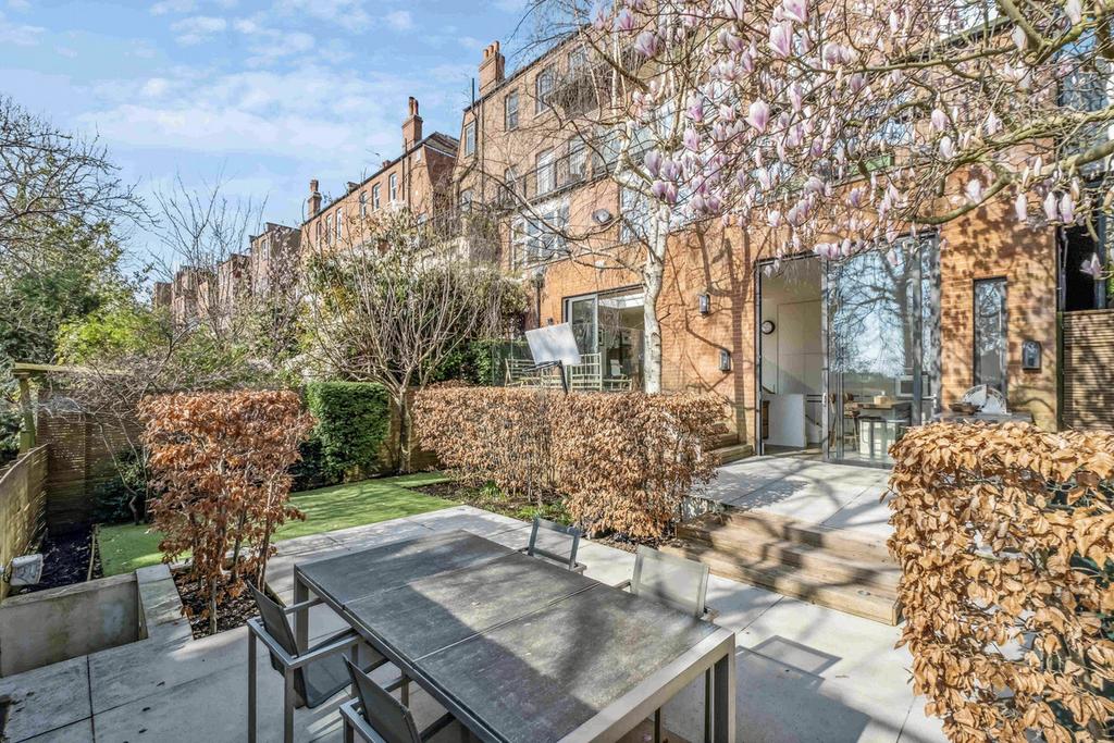 Frognal Lane, London, NW3 3 bed flat - £2,250,000