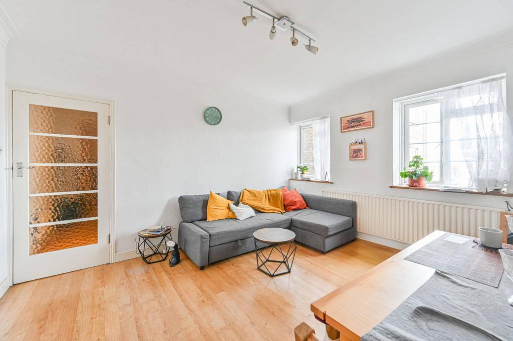 Streatham High Road, SW16, Streatham... 1 bed flat - £300,000