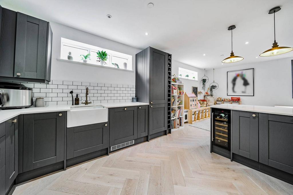 Hayloft, Tooting, SW17 3 bed terraced house - £5,200 pcm (£1,200 pw)