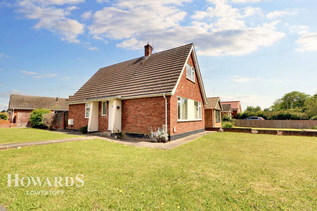 Denton Drive, Lowestoft 3 bed detached bungalow - £240,000