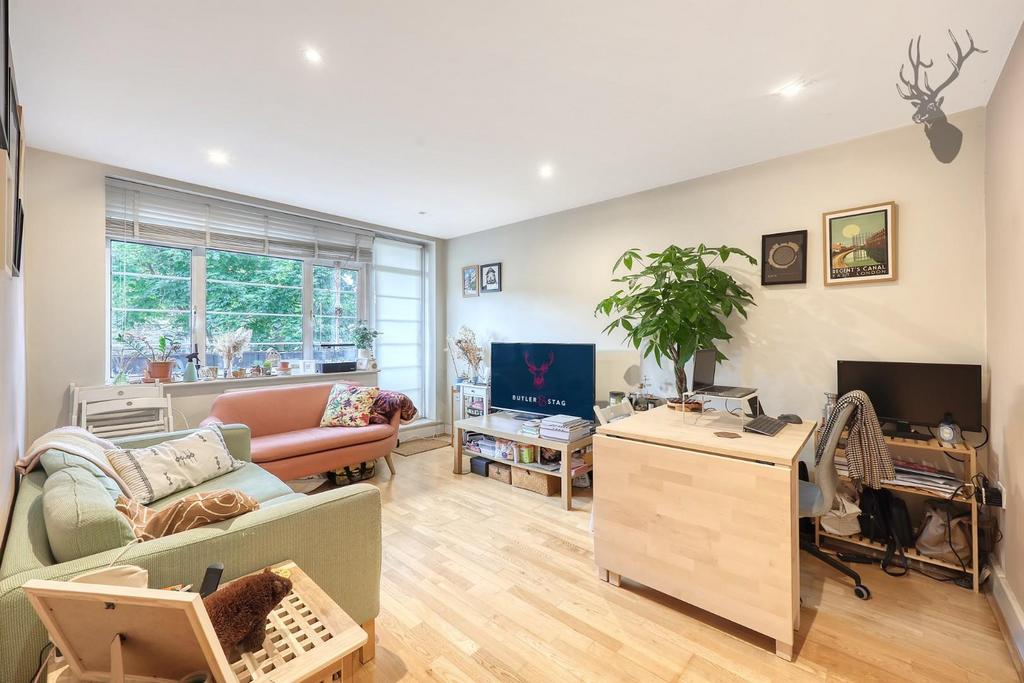 Osier Street, Stepney Green 2 bed flat - £450,000