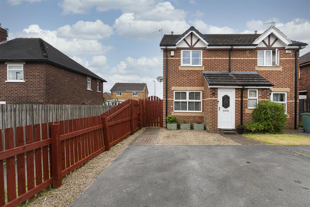 Marina Terrace, Huddersfield HD7 2 bed semi-detached house - £160,000