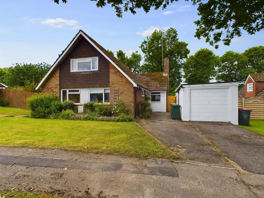 Ifield, Crawley 4 bed detached bungalow for sale - £615,000