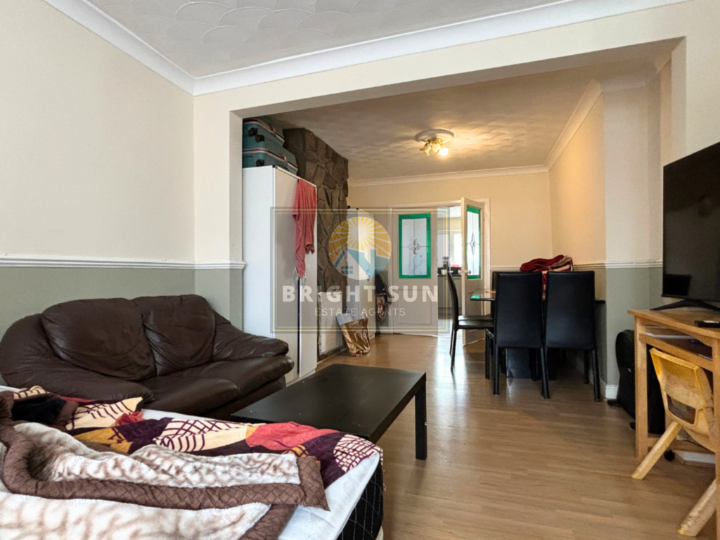 Hayes UB3 4 bed semi-detached house - £2,600 pcm (£600 pw)