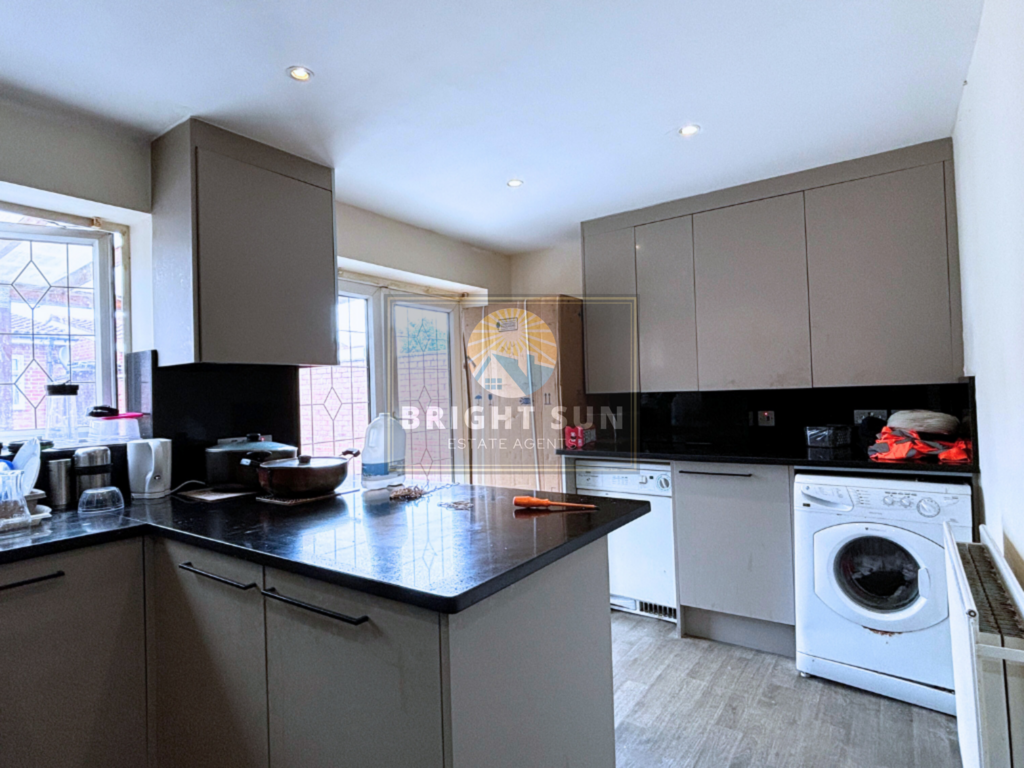 Hayes UB3 4 bed semi-detached house - £2,600 pcm (£600 pw)