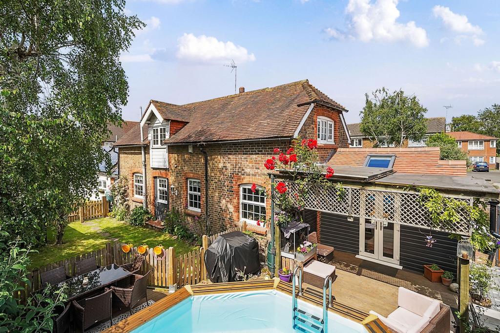 Hunters Mead, Horsham RH13 4 bed cottage - £600,000
