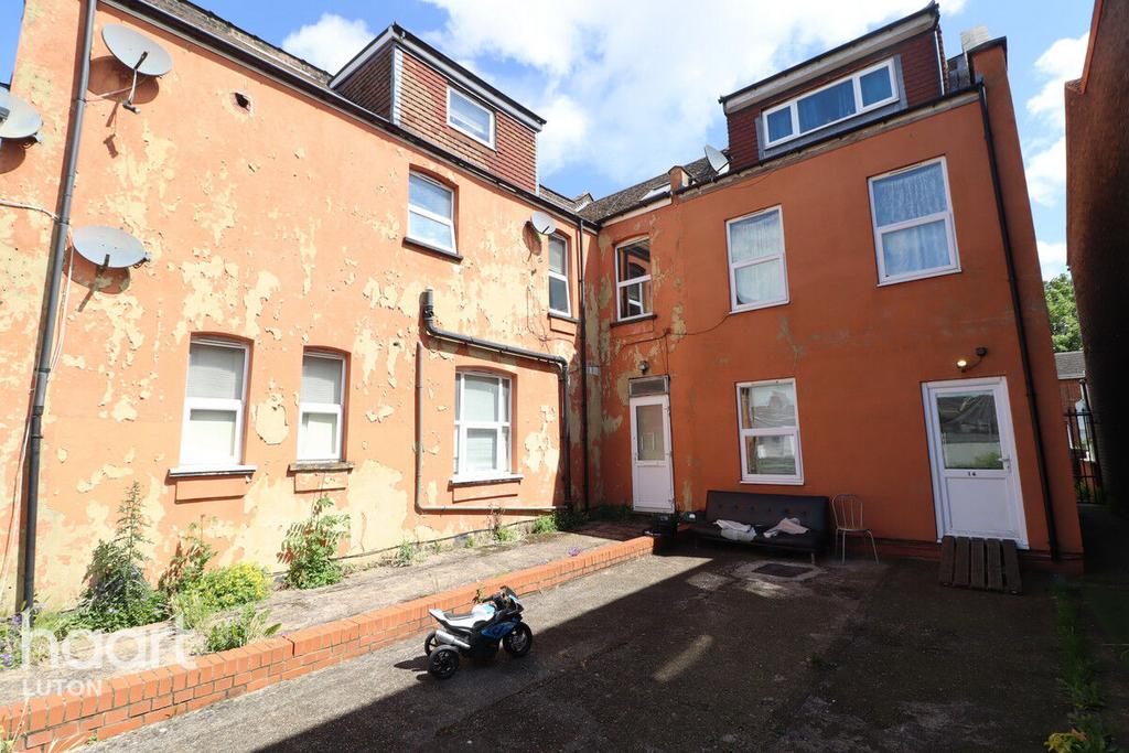 Biscot Road, Luton 1 bed apartment for sale - £60,000