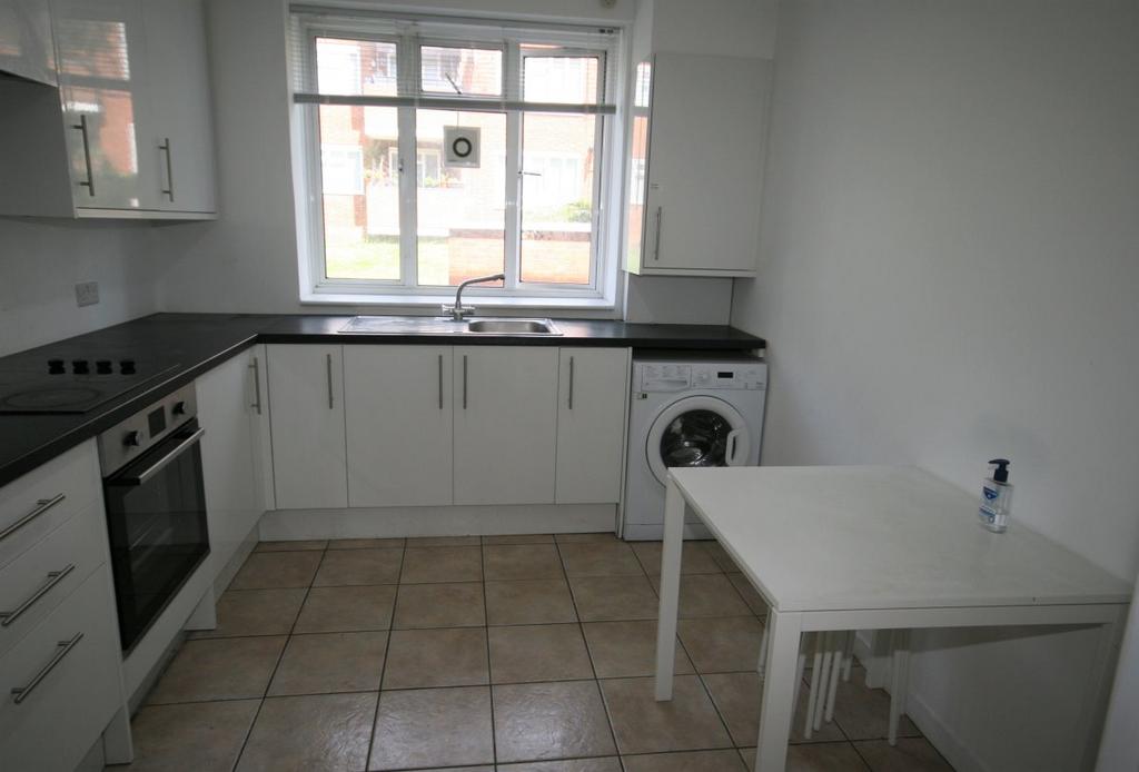 Marshwood House, Kilburn Vale NW6 3 bed flat - £2,950 pcm (£681 pw)