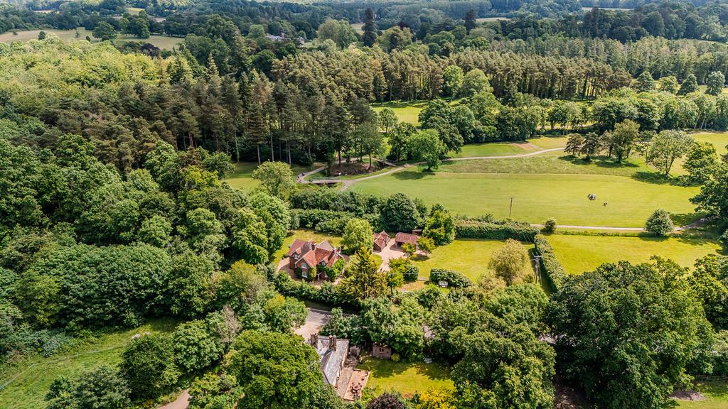 Bramshaw, Lyndhurst, SO43 5 bed country house - £1,450,000
