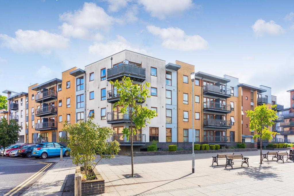 Commonwealth Drive, Crawley RH10 1 bed flat for sale - £175,000