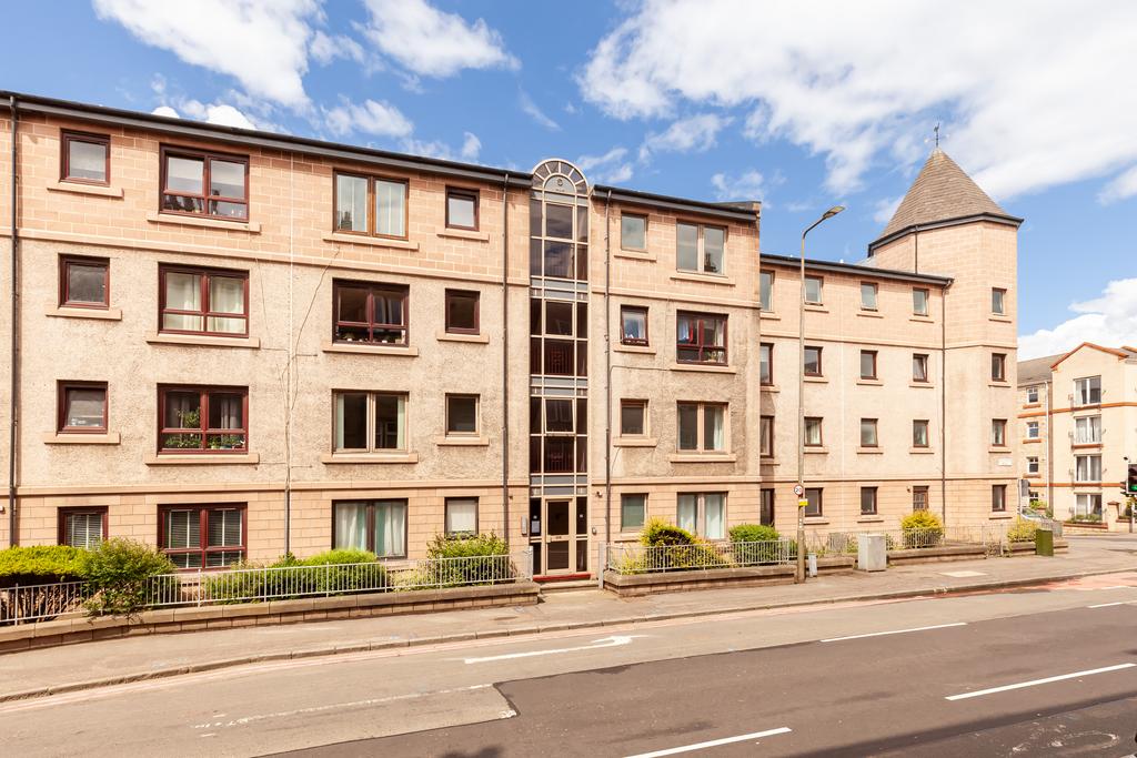 64/6 Slateford Road, EDINBURGH, EH11 1QX 2 bed flat - £195,000