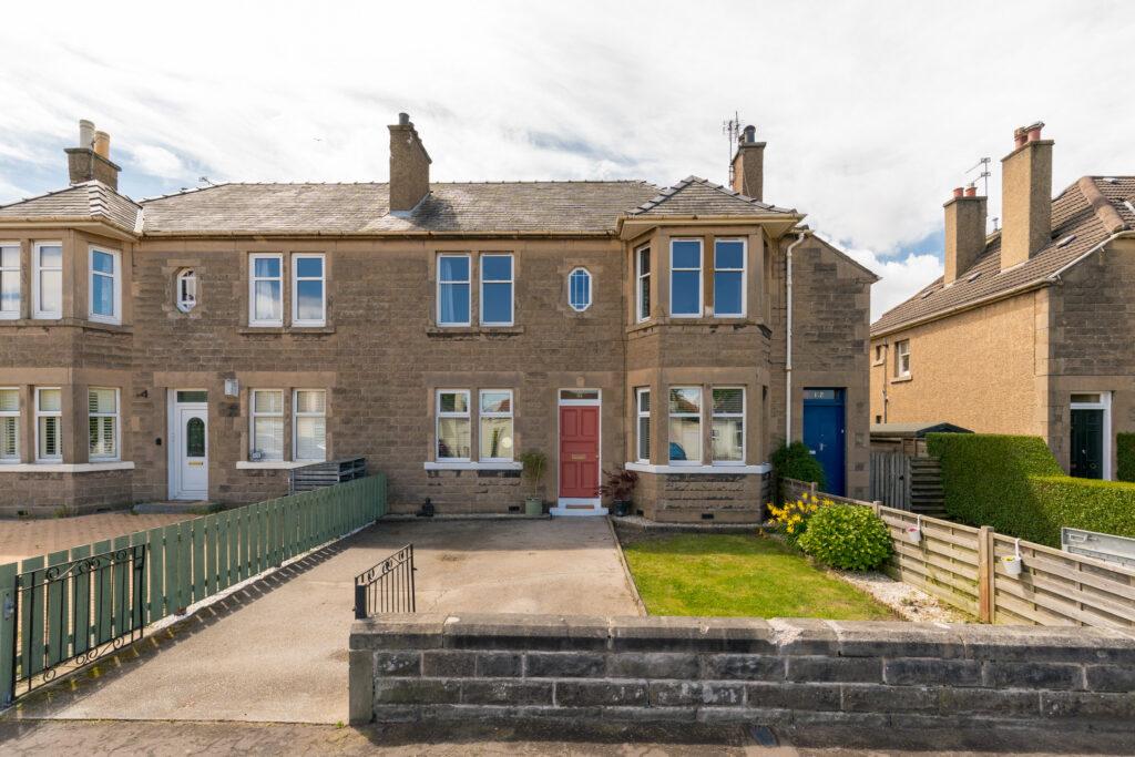 114 Balgreen Road, Edinburgh, EH12 5UB 2 bed flat - £300,000