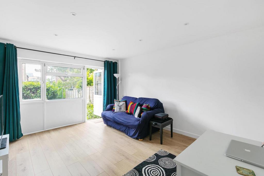 Selbourne House, 30 Grayshott Road... 2 bed maisonette - £500,000
