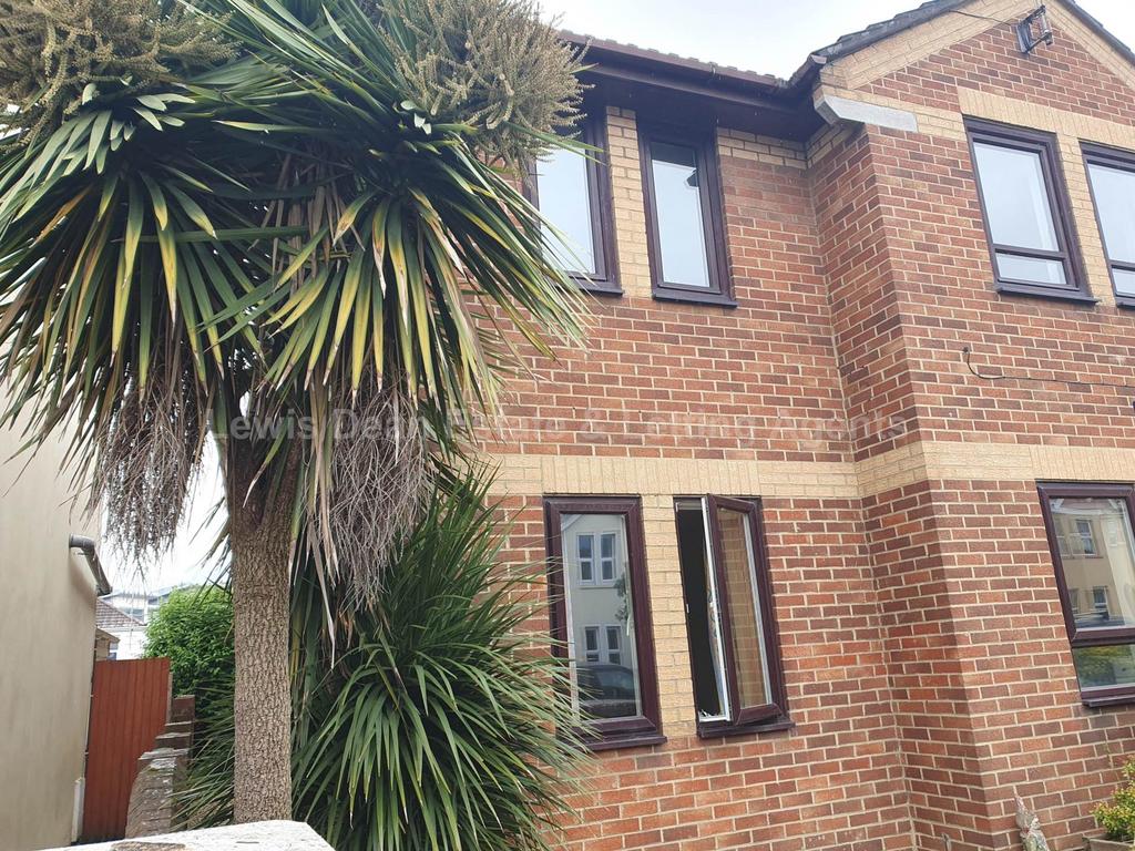 Blandford Road, Hamworthy 2 bed flat - £1,050 pcm (£242 pw)