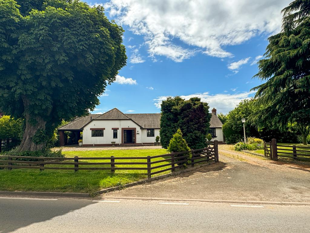 Bartestree, Hereford, HR1 3 bed detached bungalow - £685,000