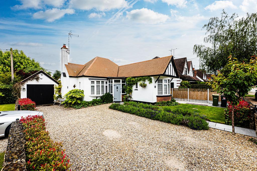 Oak Road, Rochford, SS4 2 bed detached bungalow - £600,000