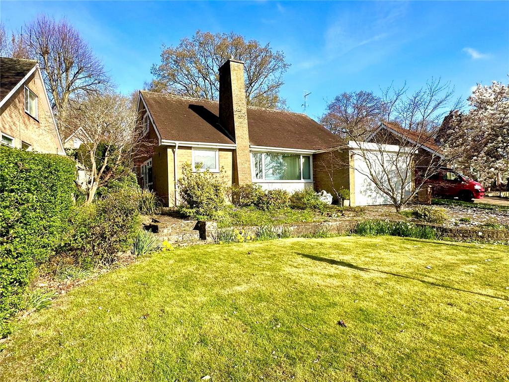 Mavis Avenue, Ravenshead, Nottingham... 4 bed detached house - £300,000