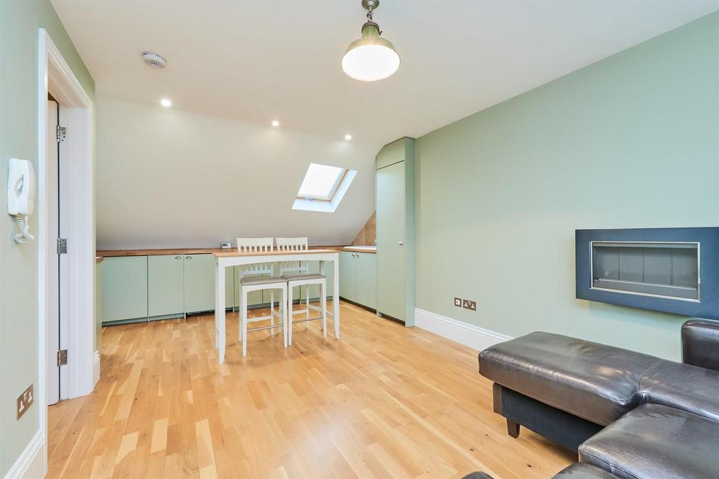 Chiswick Lane, Central Chiswick, W4 2 bed apartment - £2,200 pcm (£508 pw)
