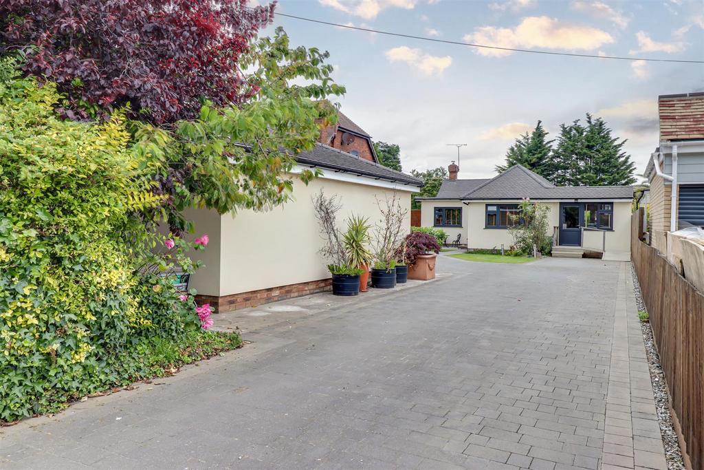 Cleveland Road, Canvey Island SS8 3 bed detached bungalow - £500,000