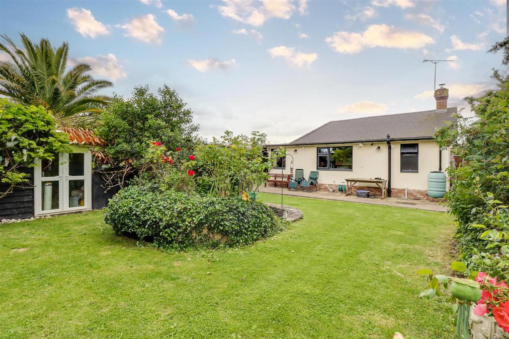 Cleveland Road, Canvey Island SS8 3 bed detached bungalow - £500,000