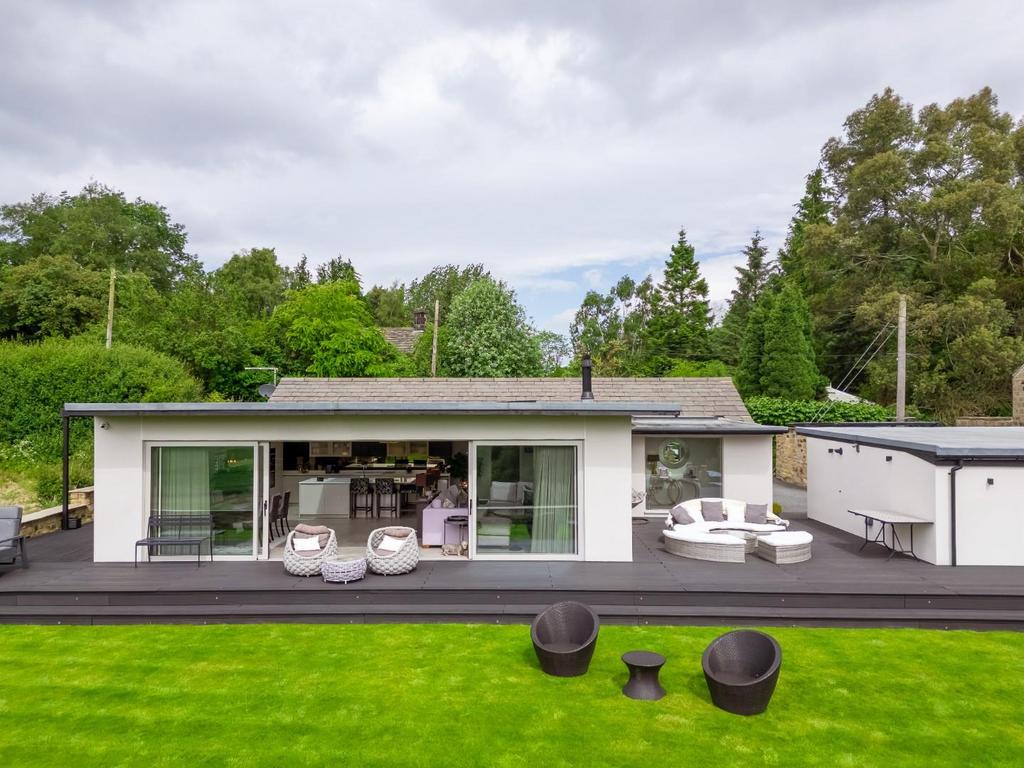 Wike Ridge Lane, Leeds LS17 3 bed detached house - £1,095,000