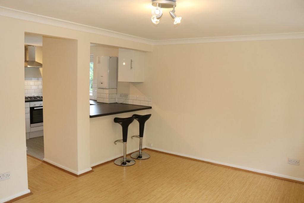 Coningsby Court, Coningsby Road HP13 1 bed flat to rent - £1,045 pcm (£ ...