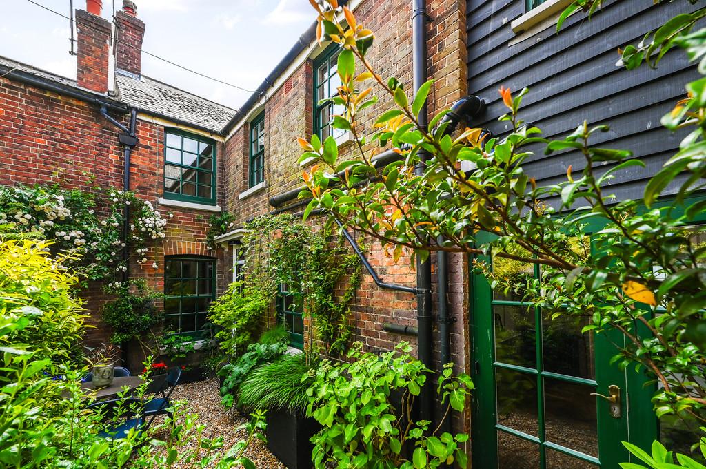 Wish Street, Rye, East Sussex TN31 7DA 2 bed cottage - £415,000