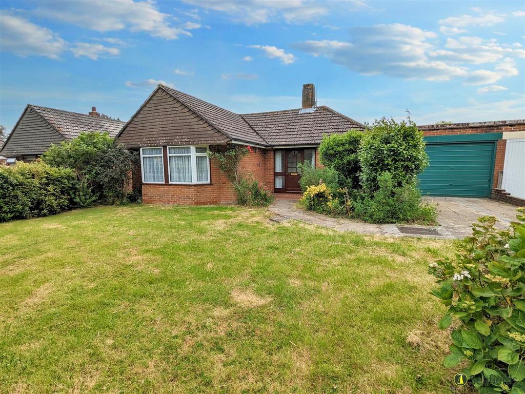 Church Road, Binstead, Ryde, PO33 3TA 3 bed detached bungalow - £395,000