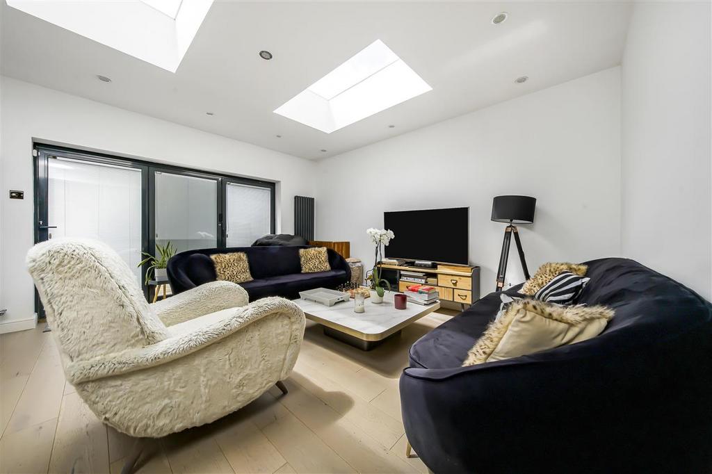 Chase Side Avenue, London 3 bed terraced house - £3,150 pcm (£727 pw)