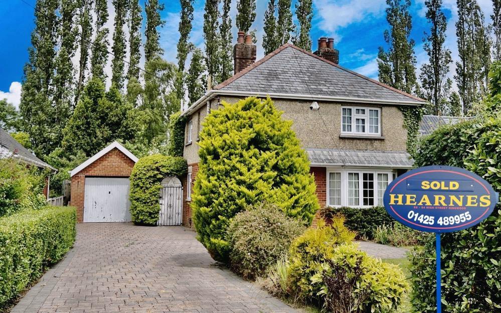 Northfield Road, Ringwood, BH24 1SU 3 bed detached house - £750,000