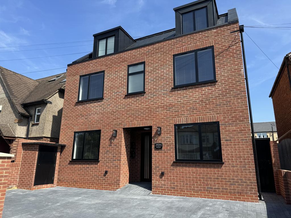 Mitcham CR4 2 bed flat - £1,800 pcm (£415 pw)