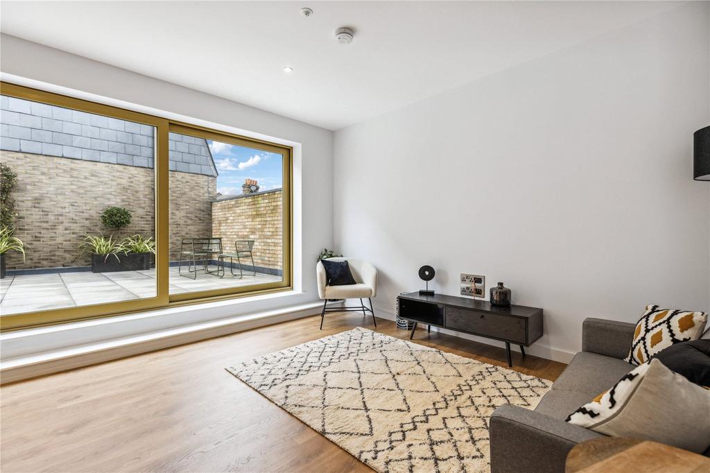 Garratt Lane, SW17 2 bed apartment - £775,000