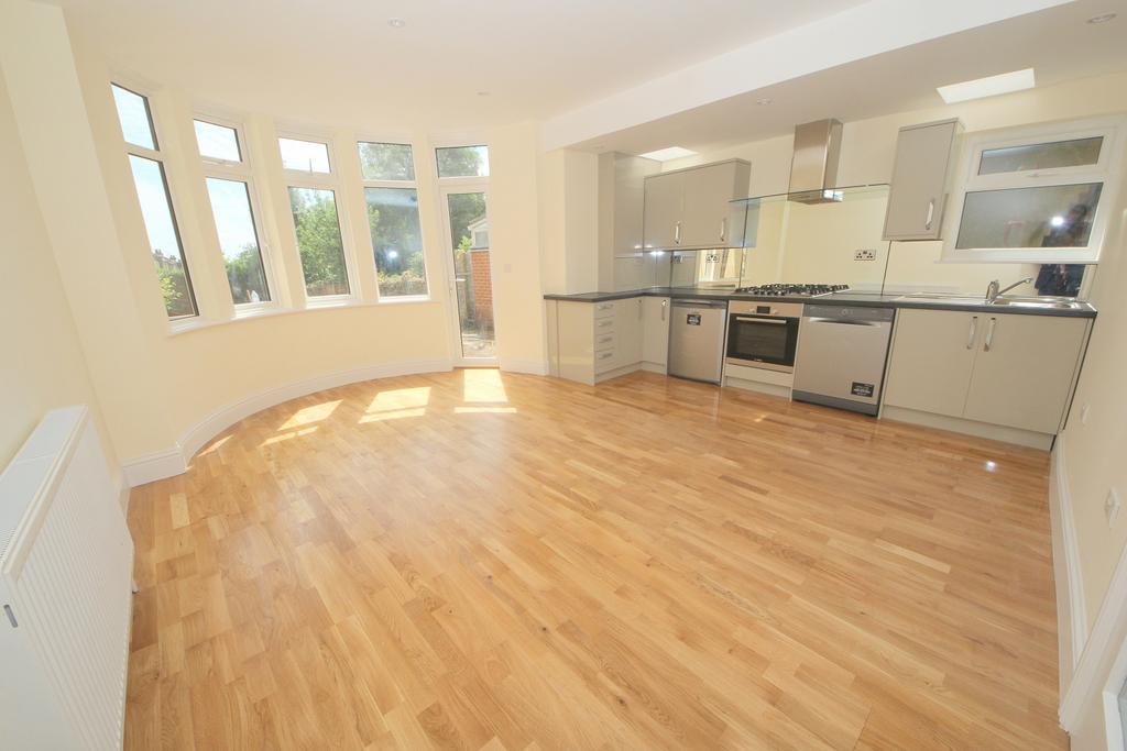 Hoppers Road, London, N21 2 bed flat - £1,750 pcm (£404 pw)