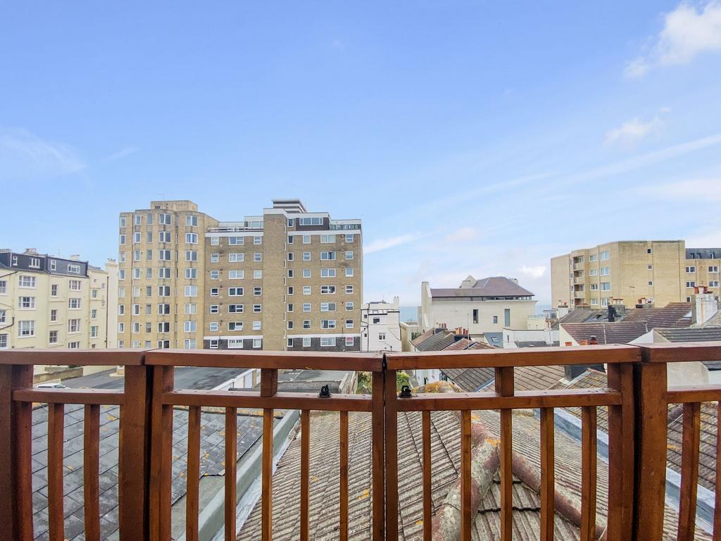 Victoria Terrace, Hove, BN3 2WB 2 bed apartment - £300,000