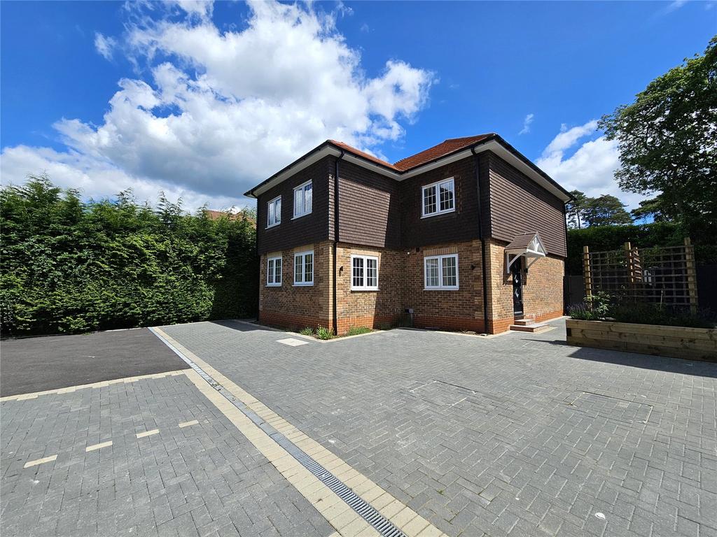 Wood Road, Surrey GU26 5 bed detached house - £900,000
