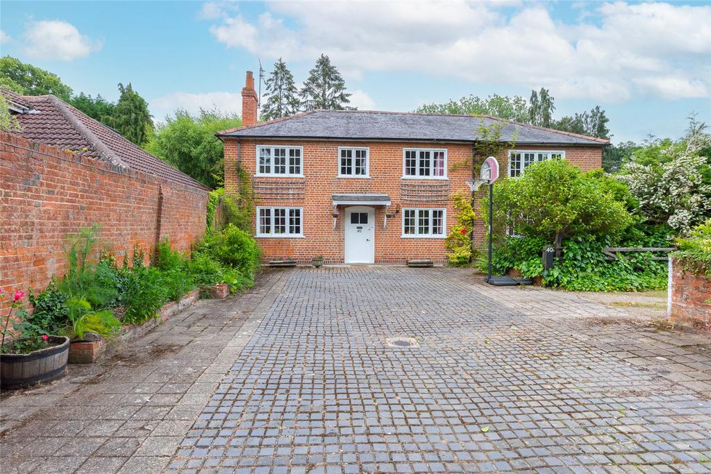Frog Hall Drive, Berkshire RG40 4 bed detached house - £1,000,000